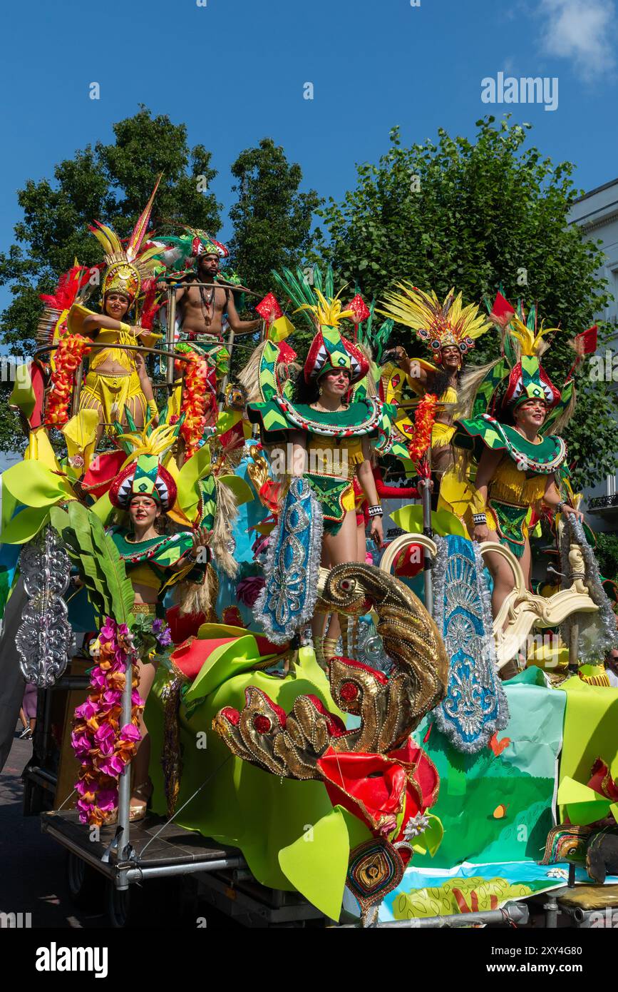 Pyramid float of elaborate costume performers at Notting Hill Carnival ...