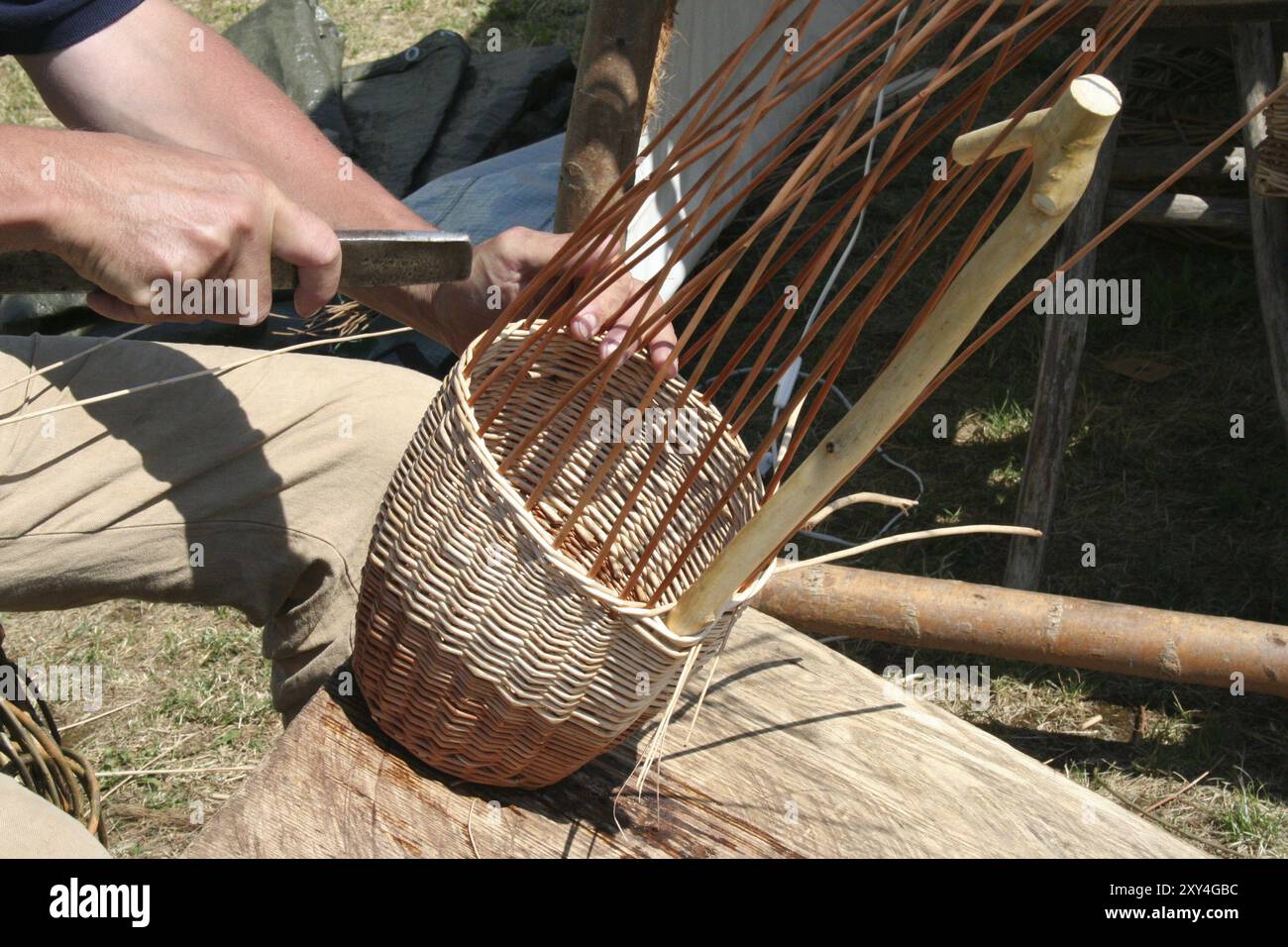 Weaver weaving hi-res stock photography and images - Alamy
