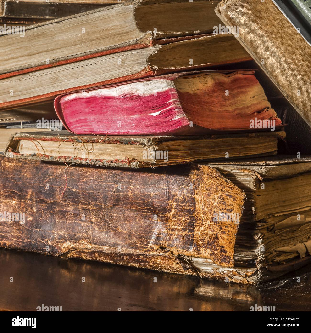 Messy shelf hi-res stock photography and images - Alamy