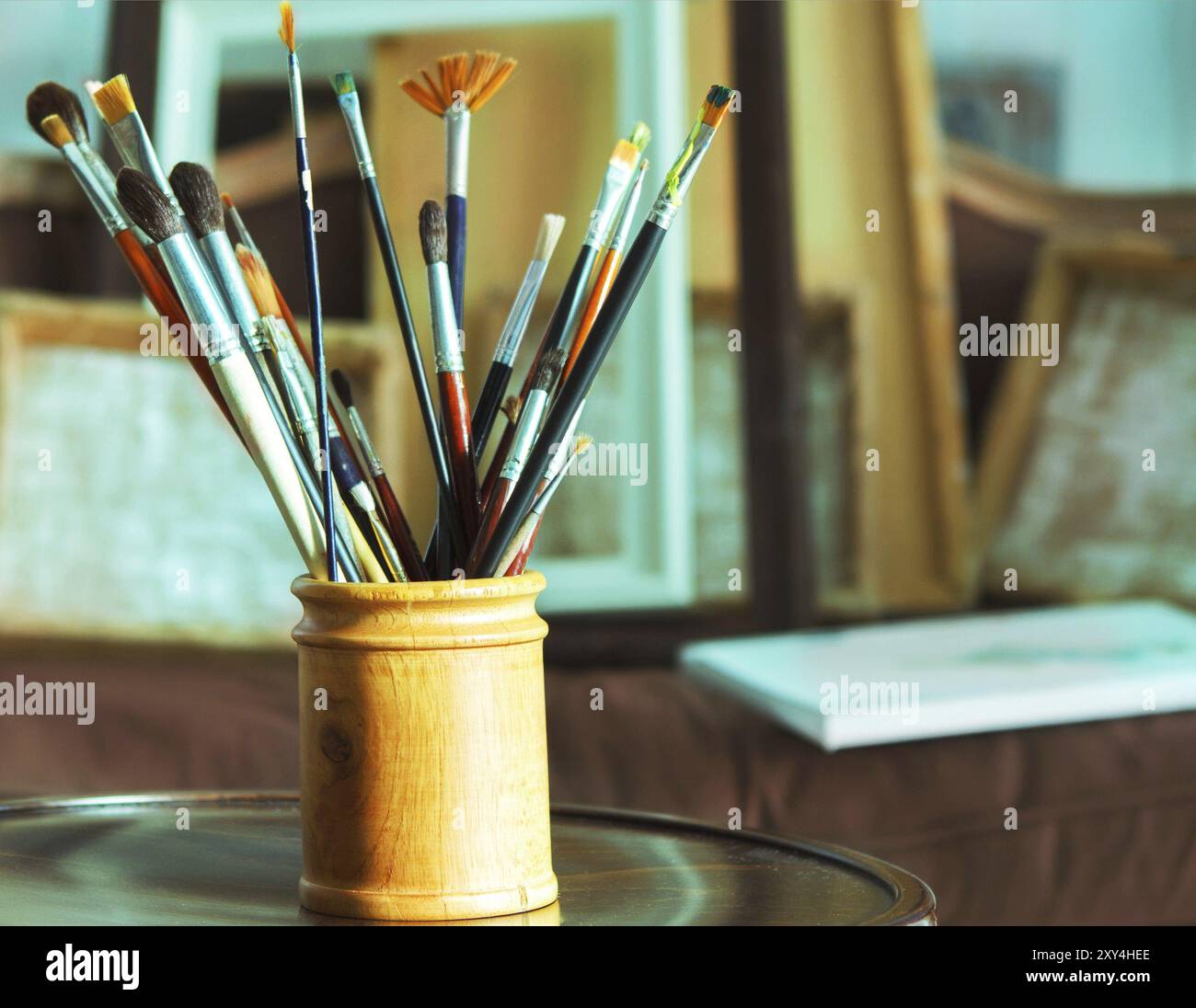 Various artist brushes hi-res stock photography and images - Alamy