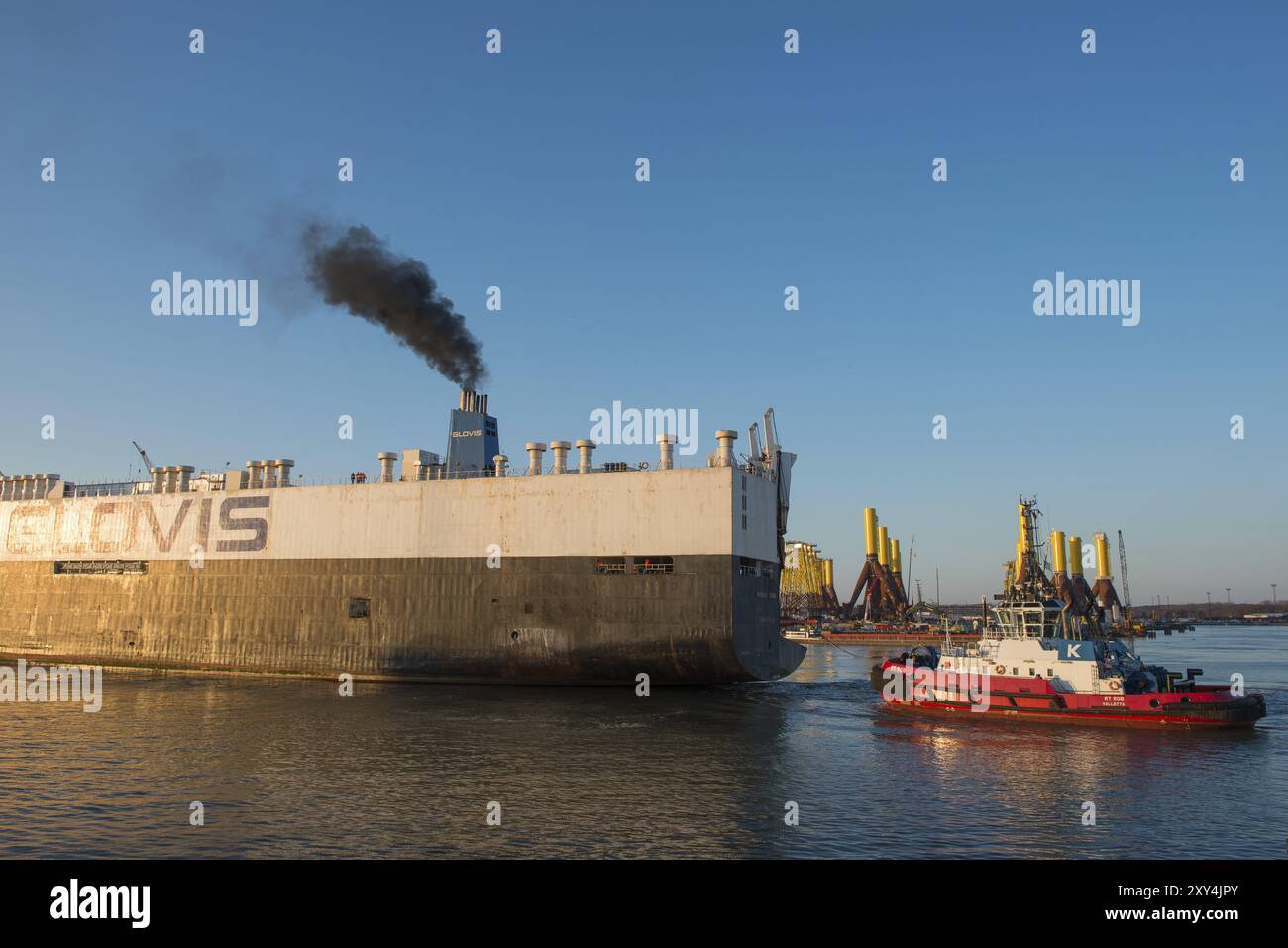 Hyundai 106 being turned by tugboats in the harbour basin. Hyundai No ...