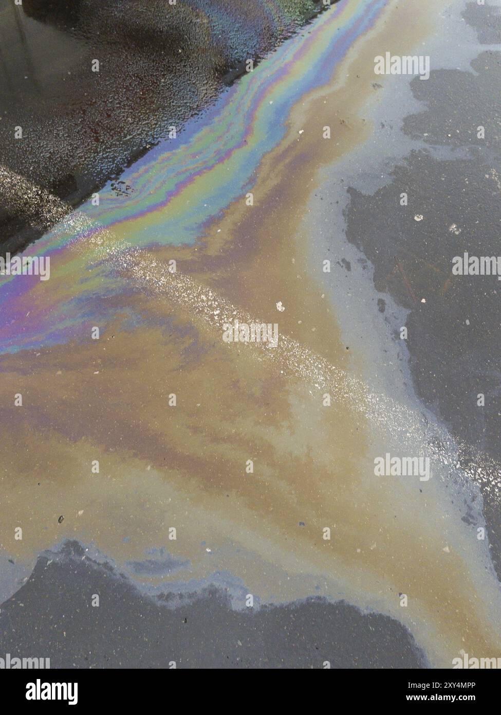 Oil in a puddle hi-res stock photography and images - Alamy