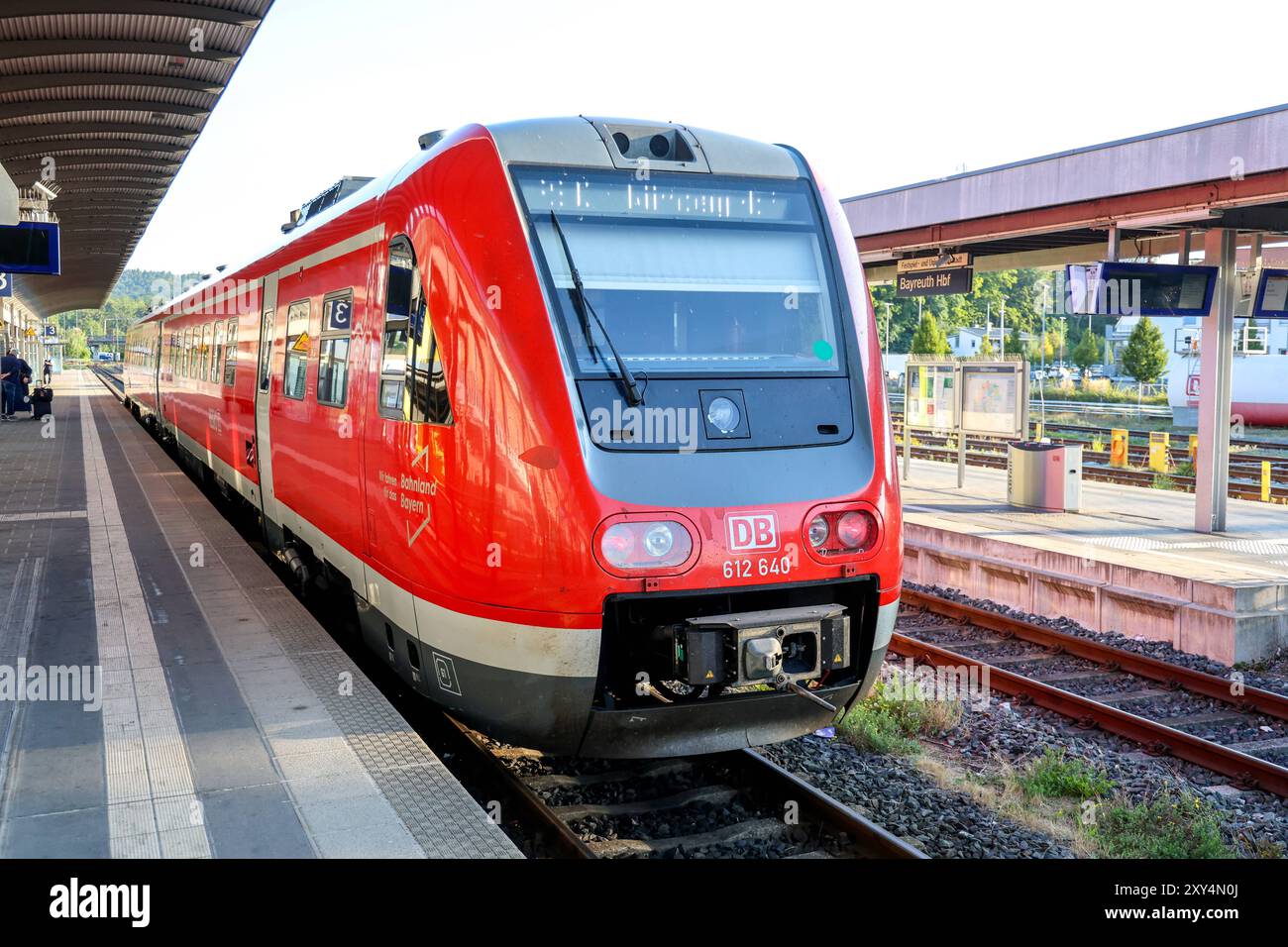 Eisenbahnverkehr in Bayreuth Hauptbahnhof. Regionalexpress Zug der Deutschen Bahn. RE30 Ziel ...
