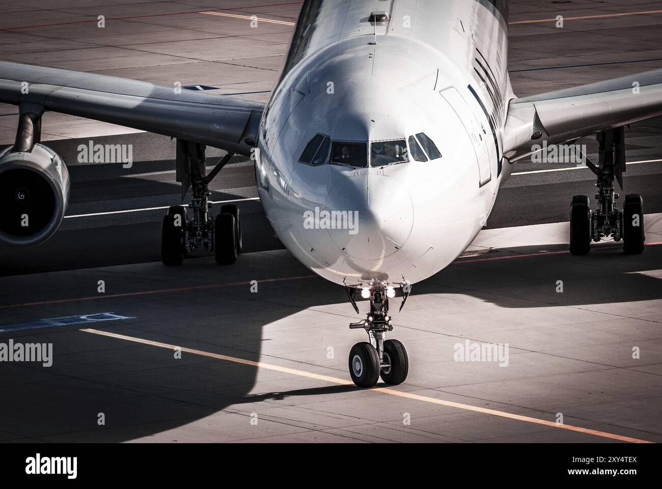 Airplane, Aircraft bottom, flying, take-off, landing Stock Photo - Alamy