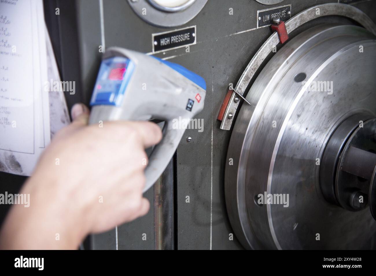 A close-up of the measurement of the moment of injection at the stand ...