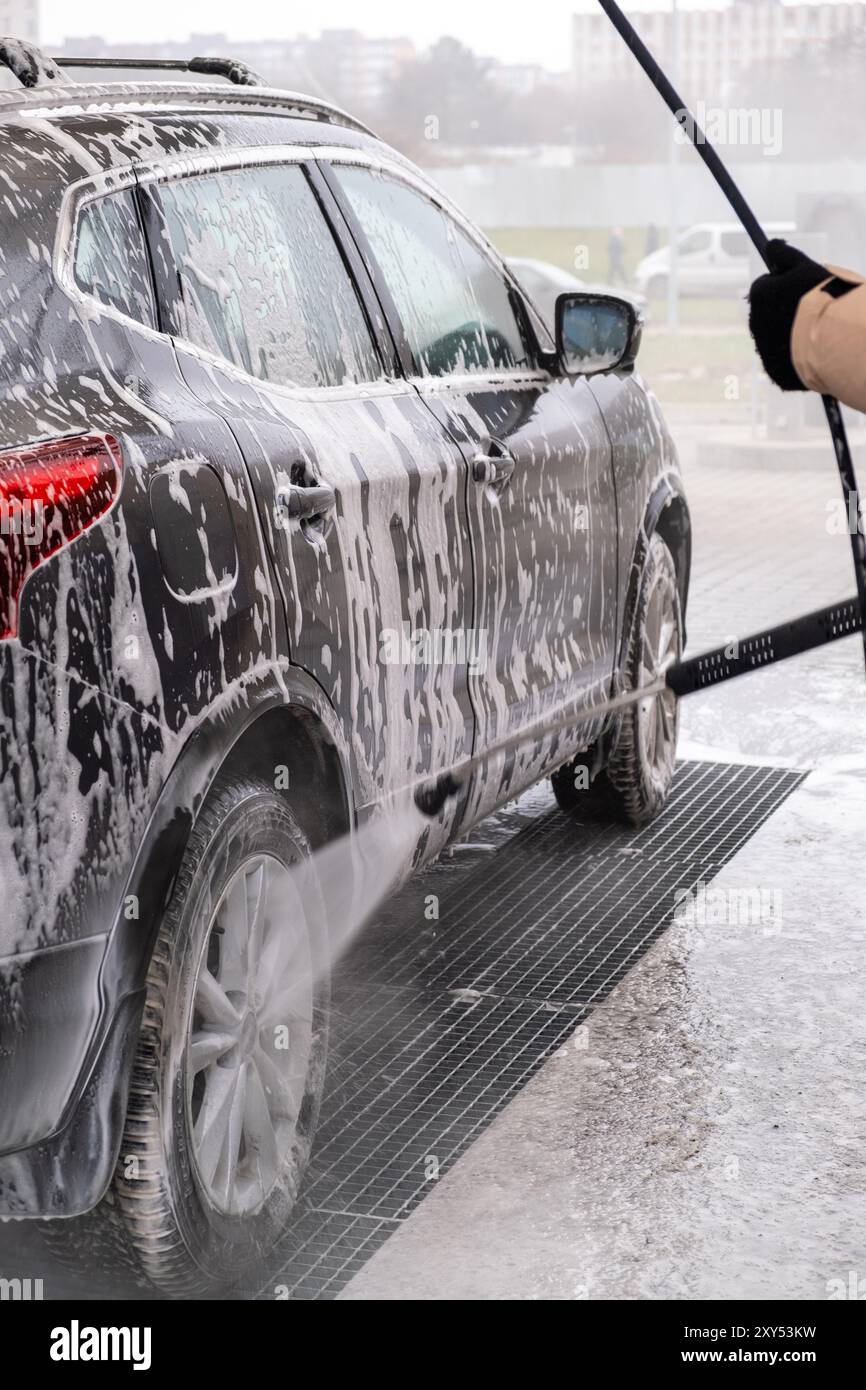 Suv being washed car hi-res stock photography and images - Alamy