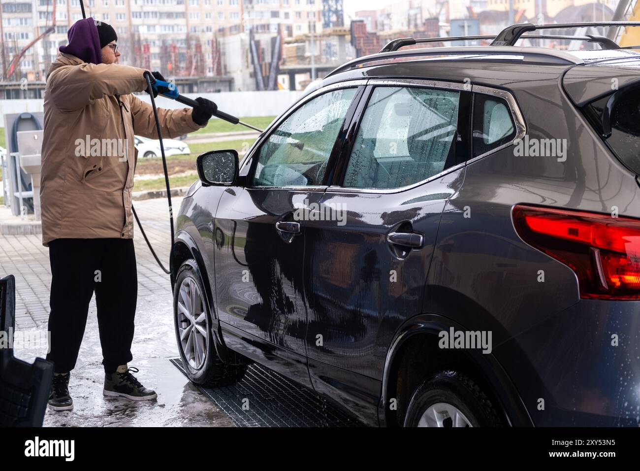 Suv being washed car hi-res stock photography and images - Alamy