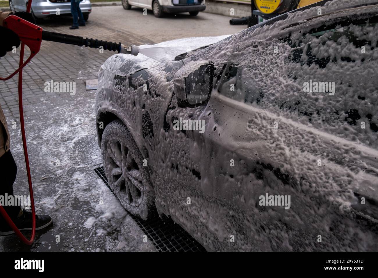 Suv being washed car hi-res stock photography and images - Alamy