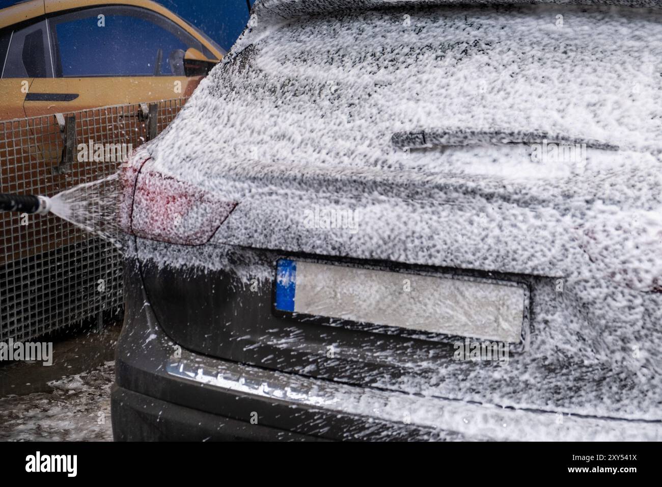 Suv being washed car hi-res stock photography and images - Alamy