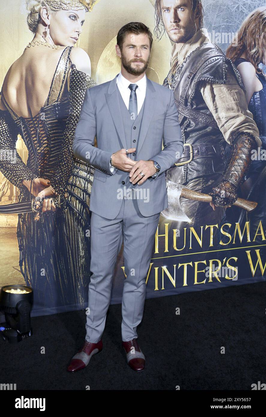 Chris hemsworth premiere 2016 hi-res stock photography and images - Alamy