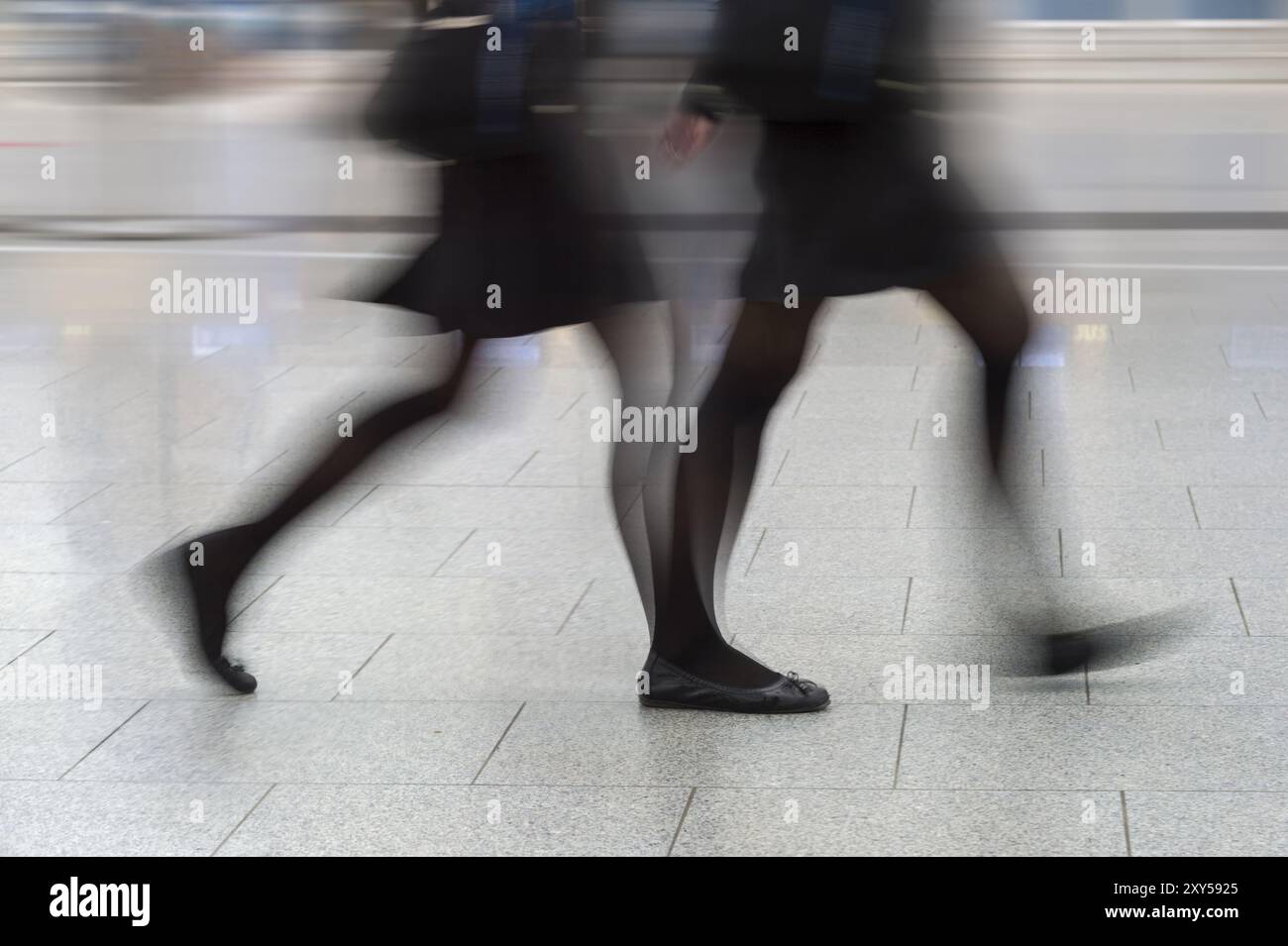 Moving legs hi-res stock photography and images - Alamy