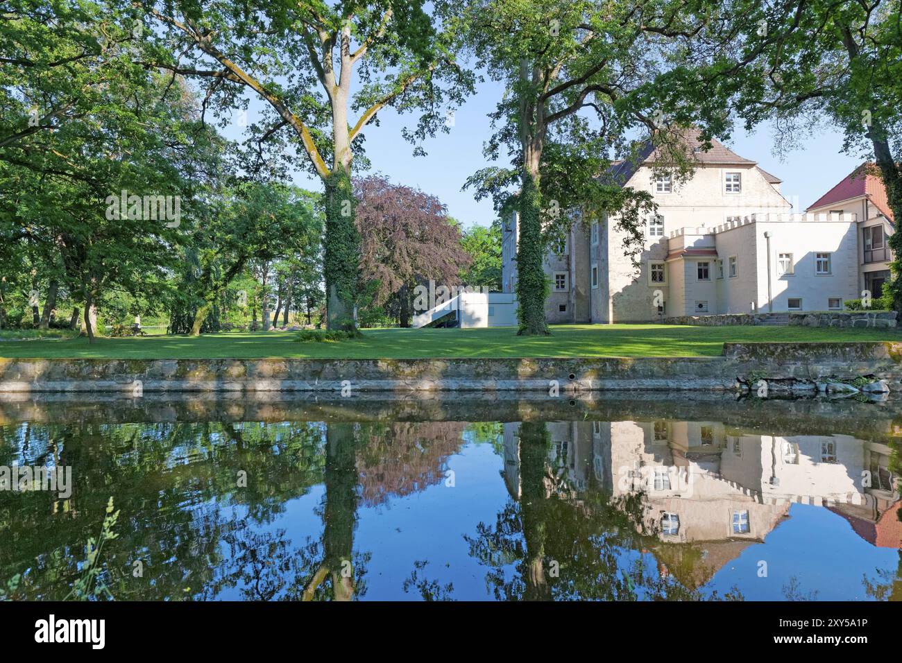 Moated castle of mellenthin hi-res stock photography and images - Alamy