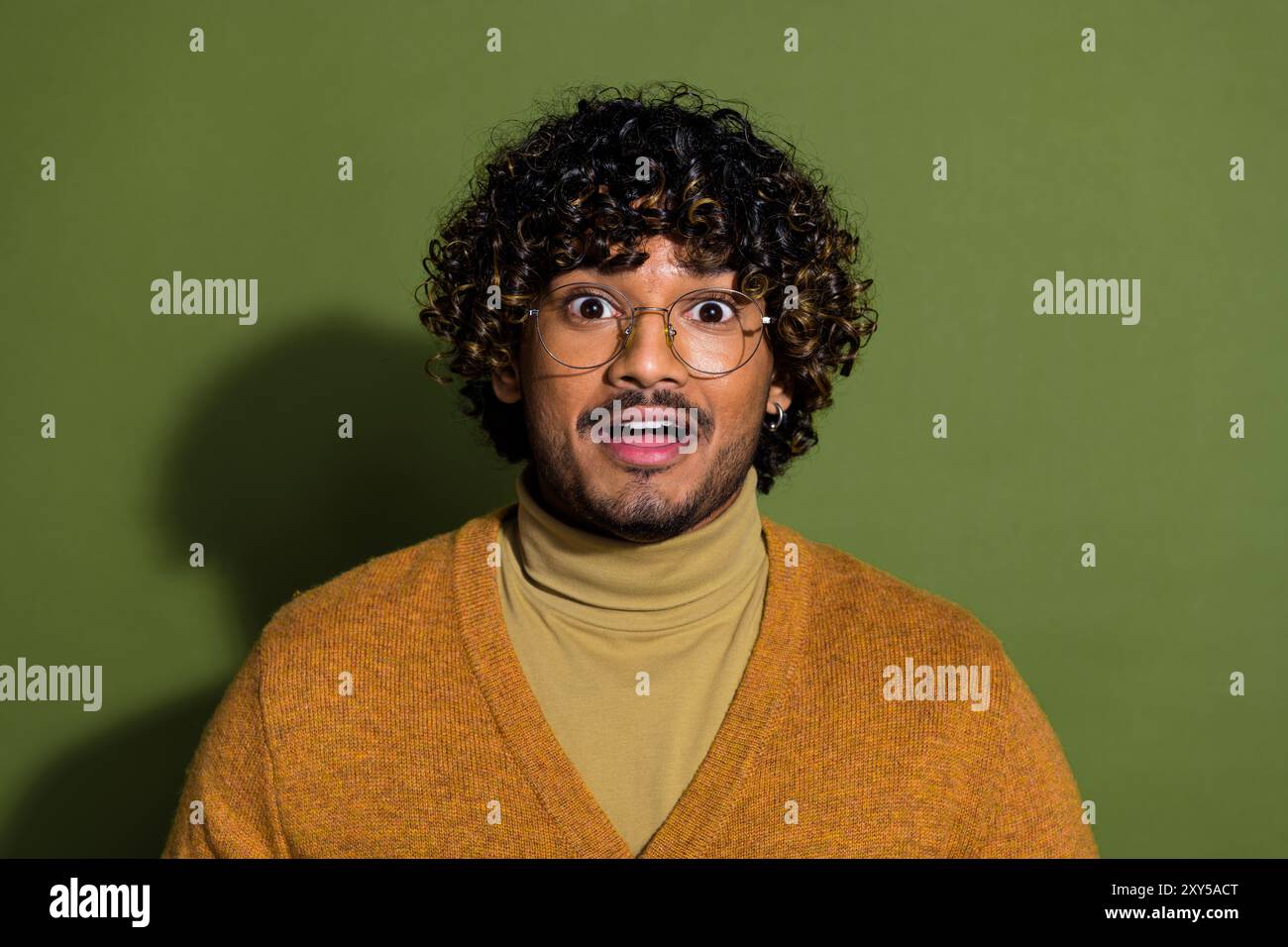 Photo portrait of handsome young guy amazed shocked reaction dressed ...