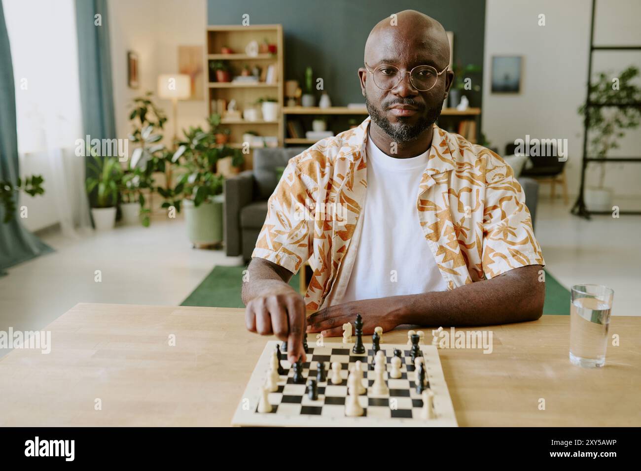 Bearded man play chess hi-res stock photography and images - Alamy