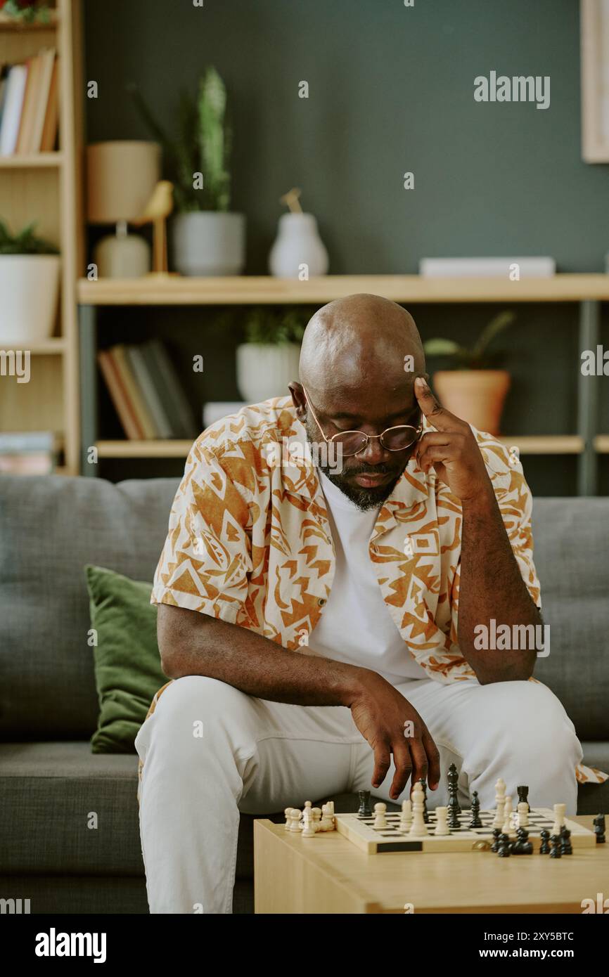 Man thinking solve chess hi-res stock photography and images - Alamy