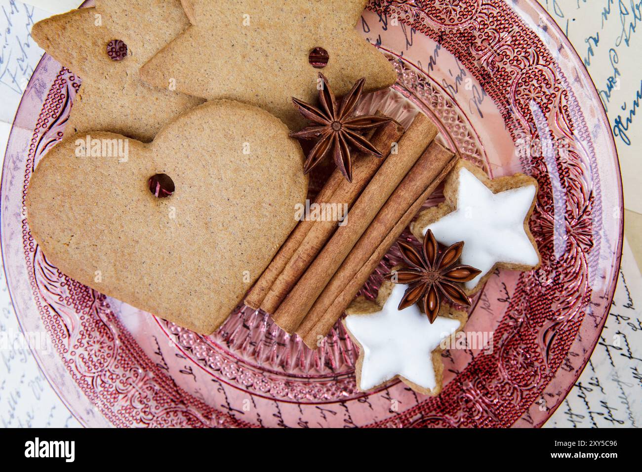 Gingerbread and cinnamon stars on plates with spices Stock Photo - Alamy