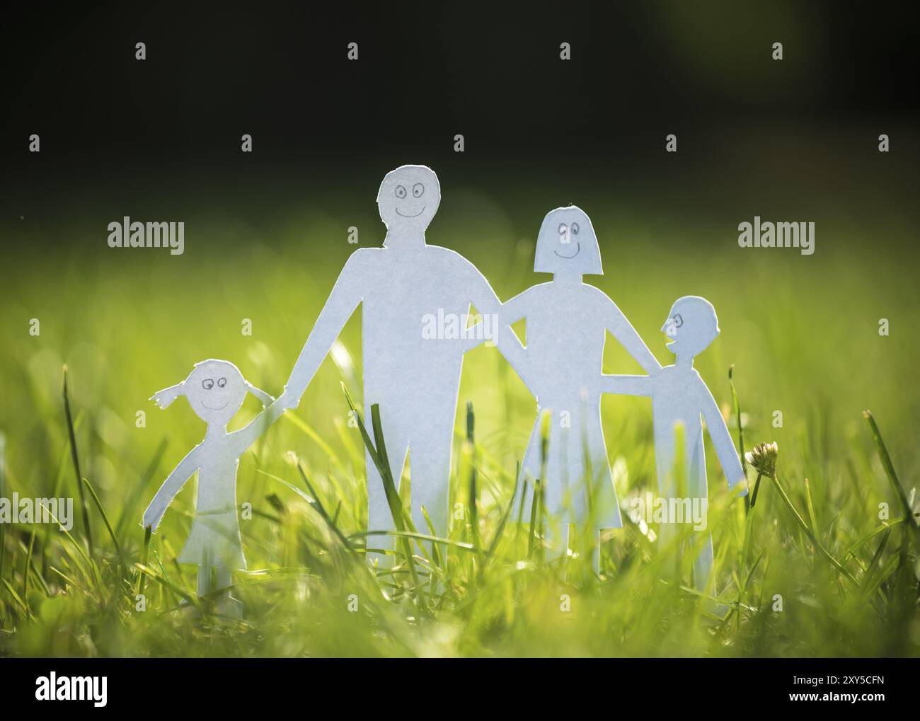 Family in nature hi-res stock photography and images - Alamy