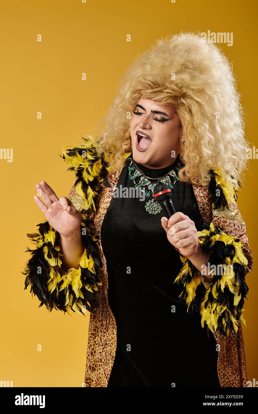 Feathered performer hi-res stock photography and images - Alamy