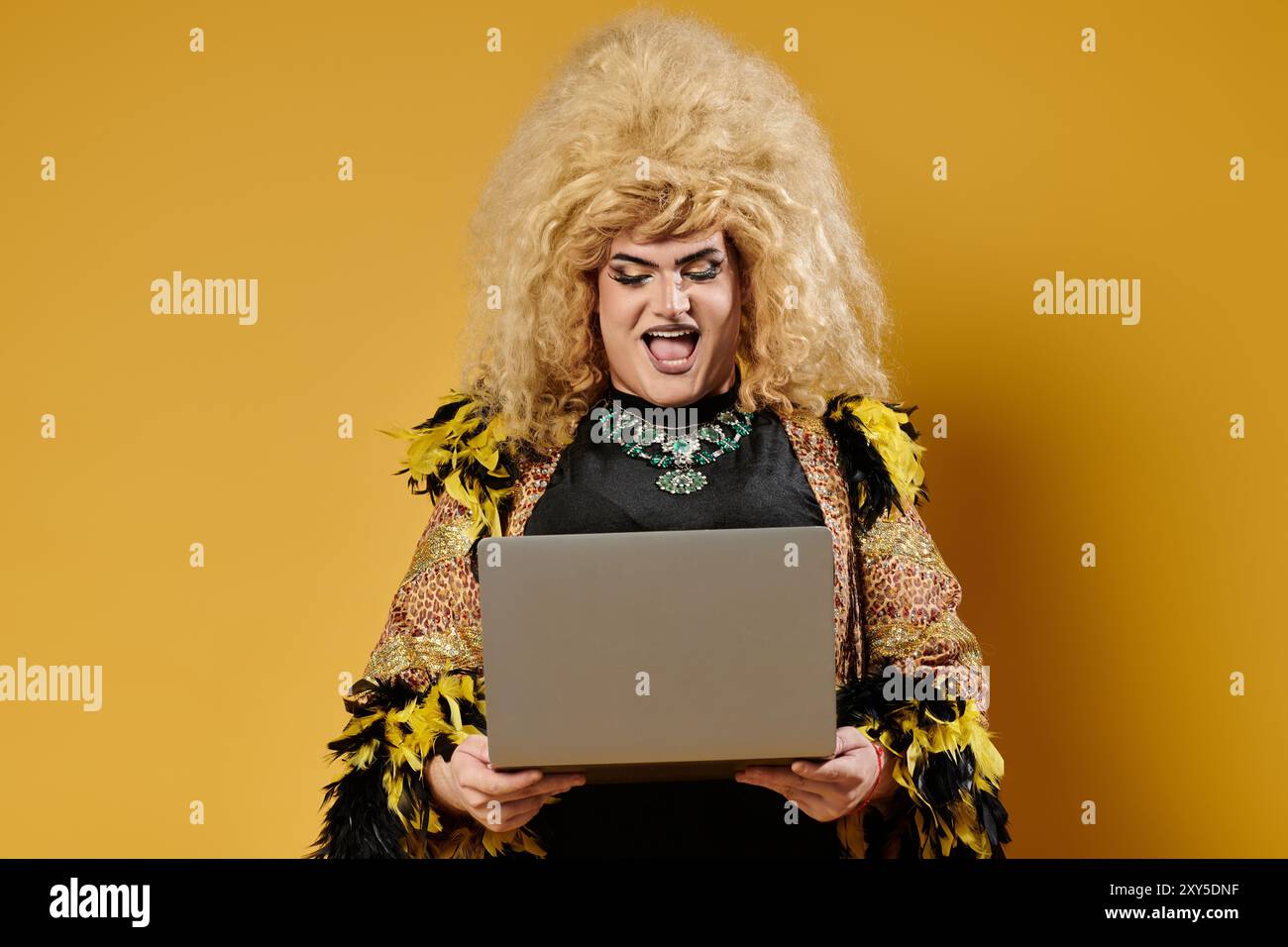 Queen computer hi-res stock photography and images - Alamy