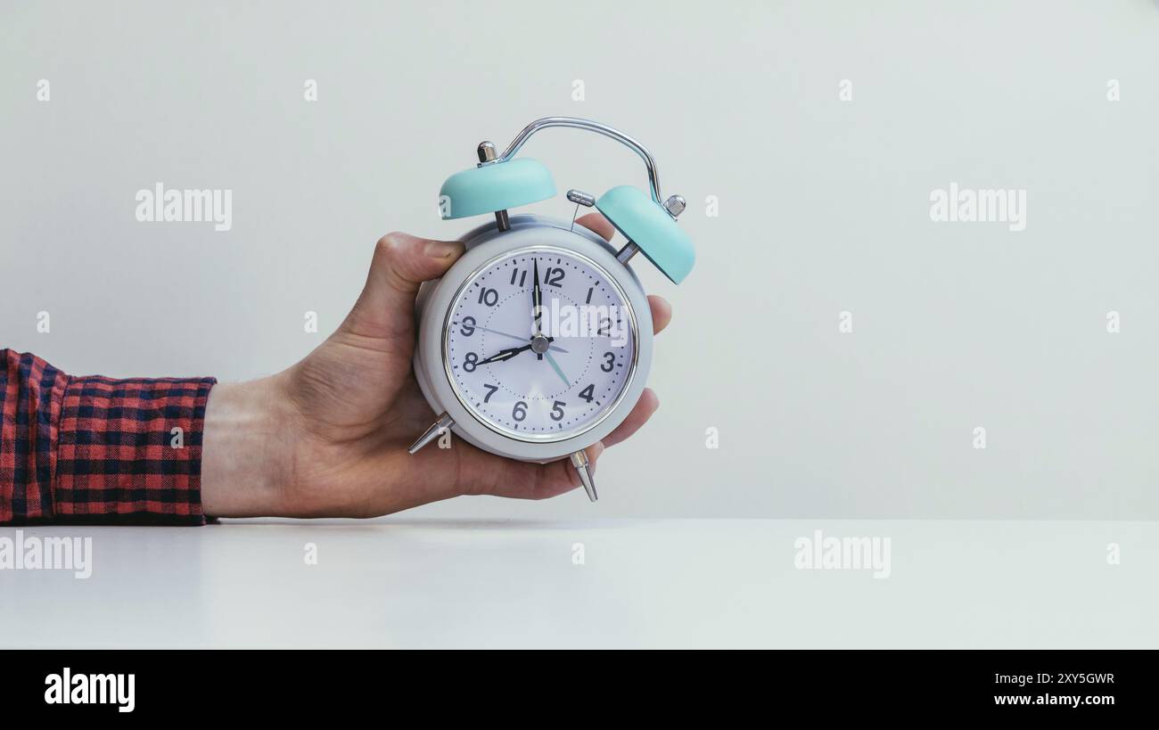 Hand holding clock graphic hi-res stock photography and images - Alamy