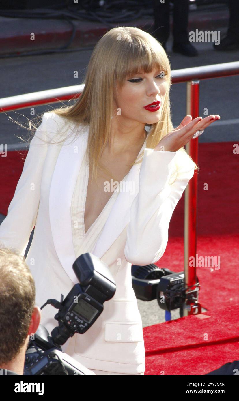 Taylor swift 2012 red carpet hi-res stock photography and images - Alamy