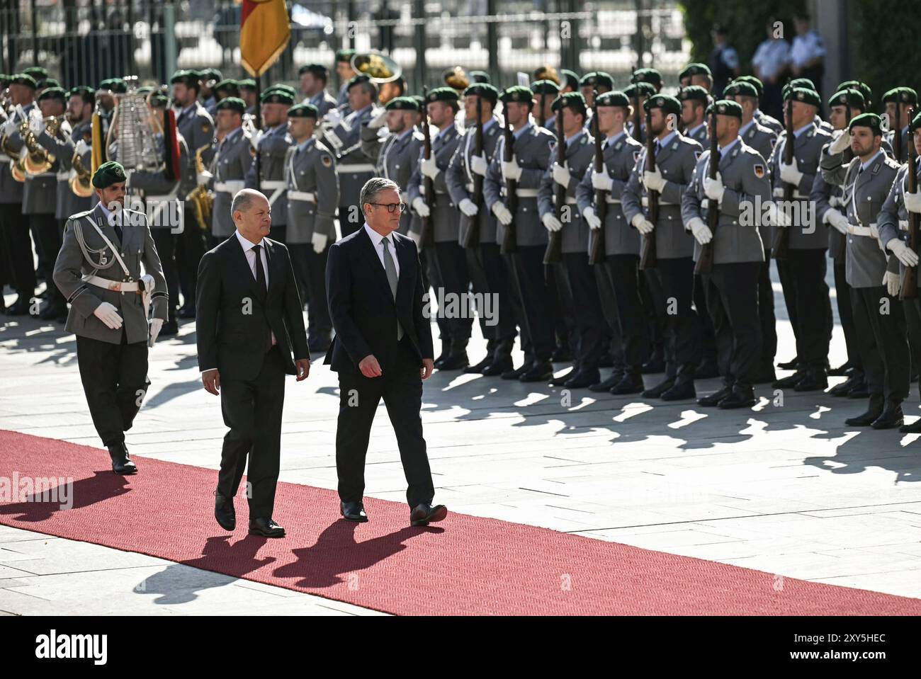 German Chancellor Olaf Scholz, left, and Britain's Prime Minister Keir ...