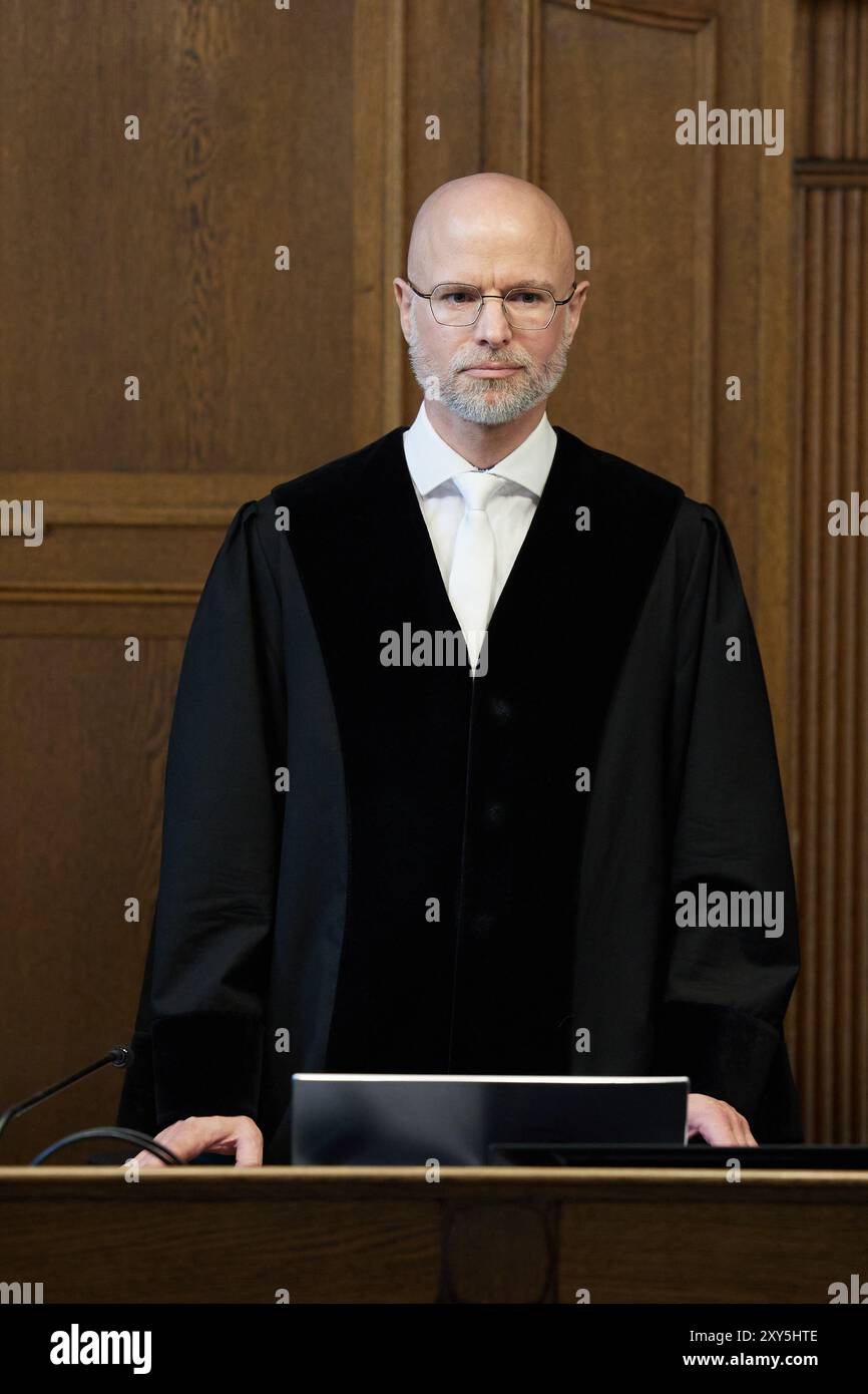 Woman judge from behind hi-res stock photography and images - Alamy