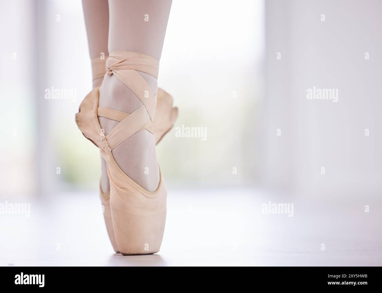 Women feet moving on floor hi-res stock photography and images - Alamy