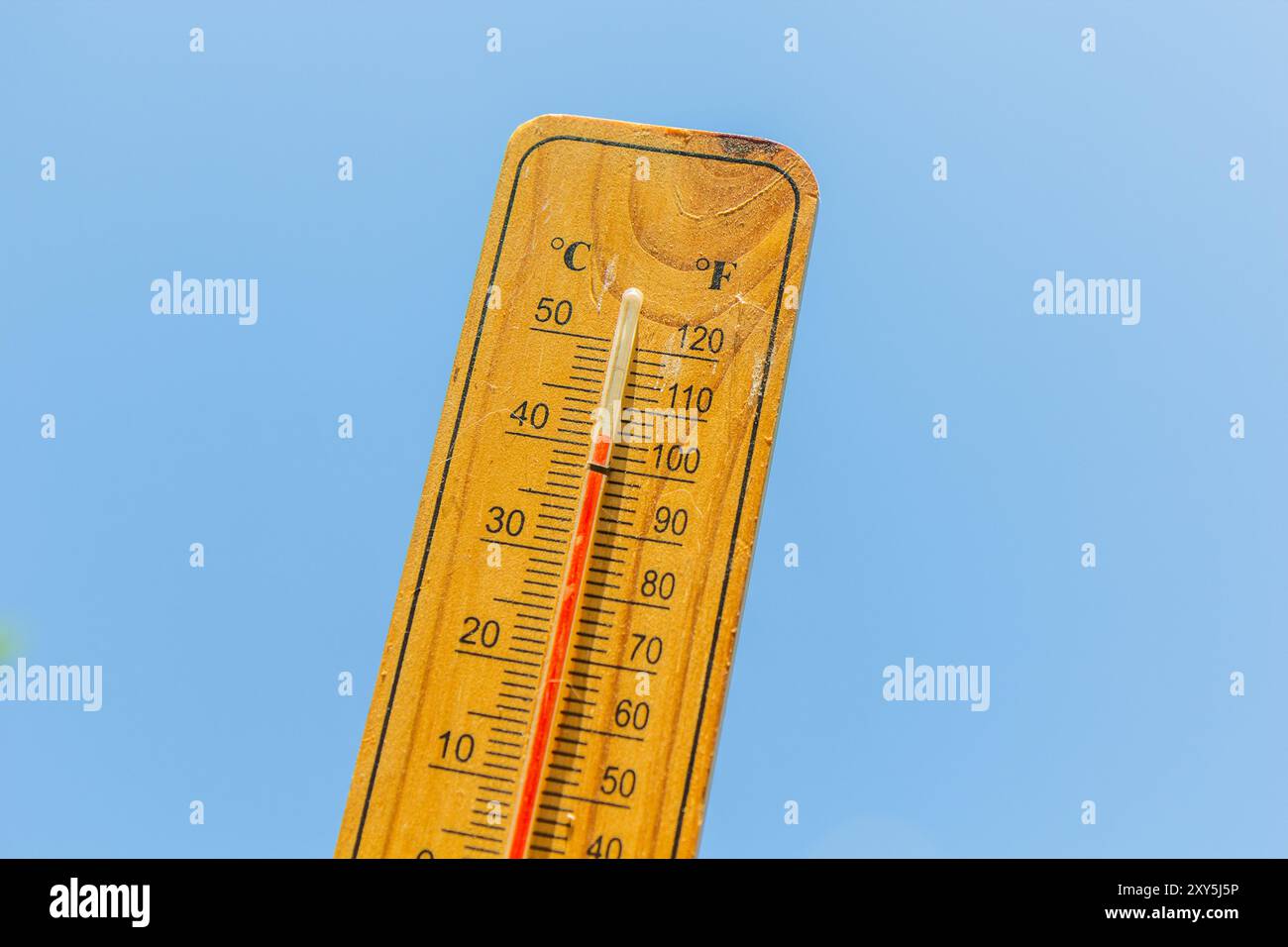 Thermometer displaying high summer temperature on a clear sky ...
