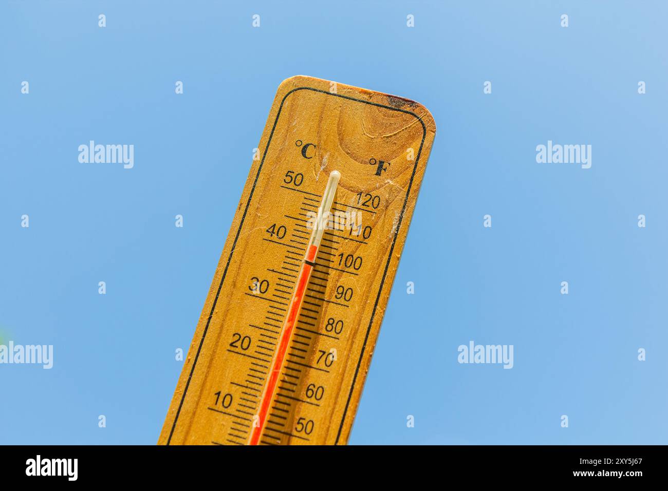 Thermometer displaying high summer temperature on a clear sky ...