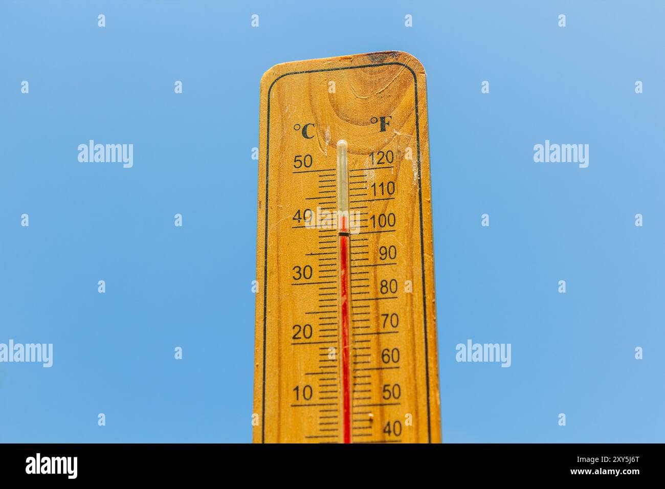 Thermometer displaying high summer temperature on a clear sky ...