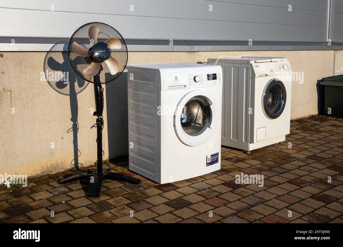 Broken machines hi-res stock photography and images - Alamy