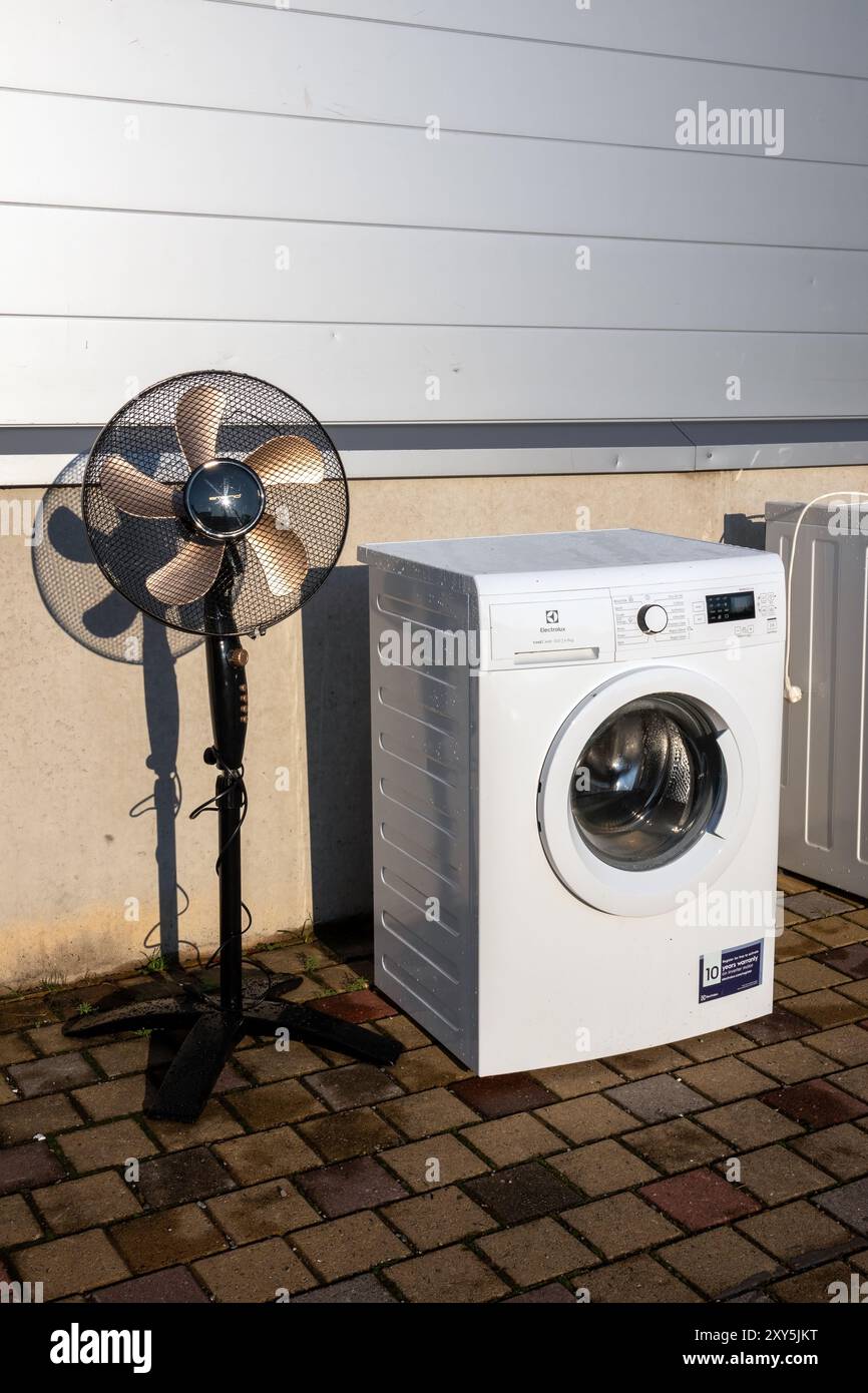 Washing machine issues hi-res stock photography and images - Alamy