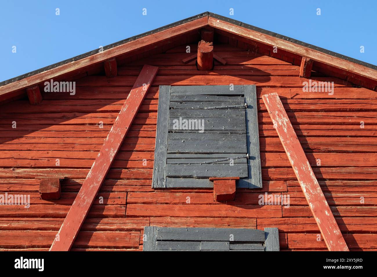 Red painted logs hi-res stock photography and images - Alamy