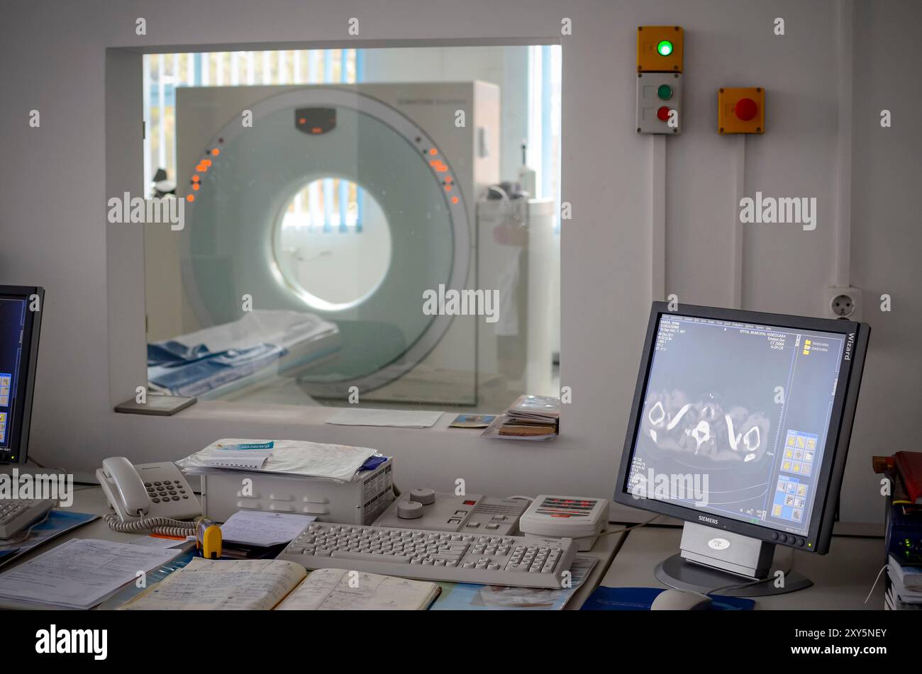 Siemens mri scanner hi-res stock photography and images - Alamy