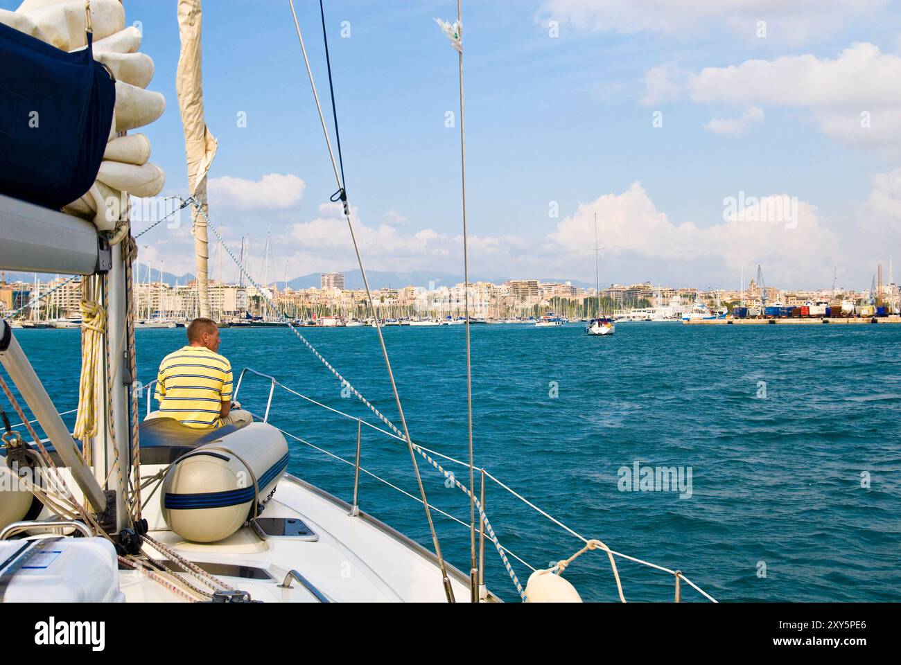 Sailing yacht arriving Palma de Majorca Stock Photo - Alamy