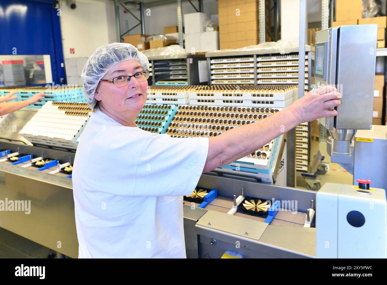 Women in manufacturing hi-res stock photography and images - Alamy