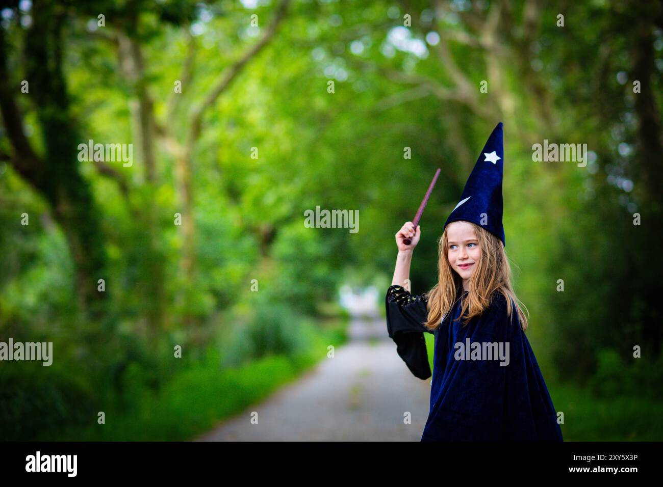 Magic wizard hi-res stock photography and images - Alamy