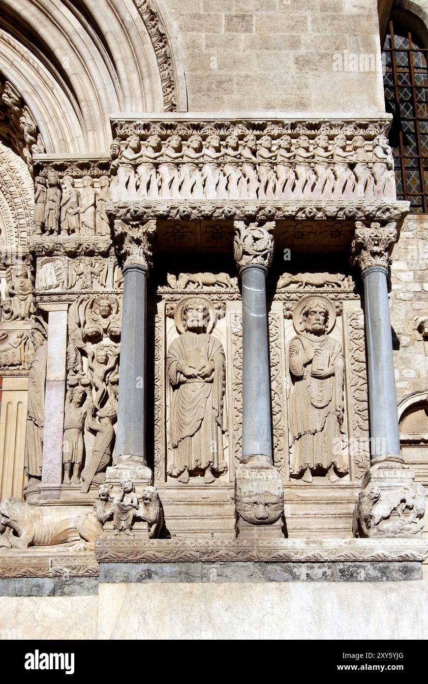 Catedral saint trophime hi-res stock photography and images - Alamy