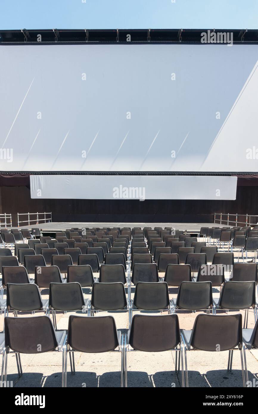 Open movie screen hi-res stock photography and images - Alamy