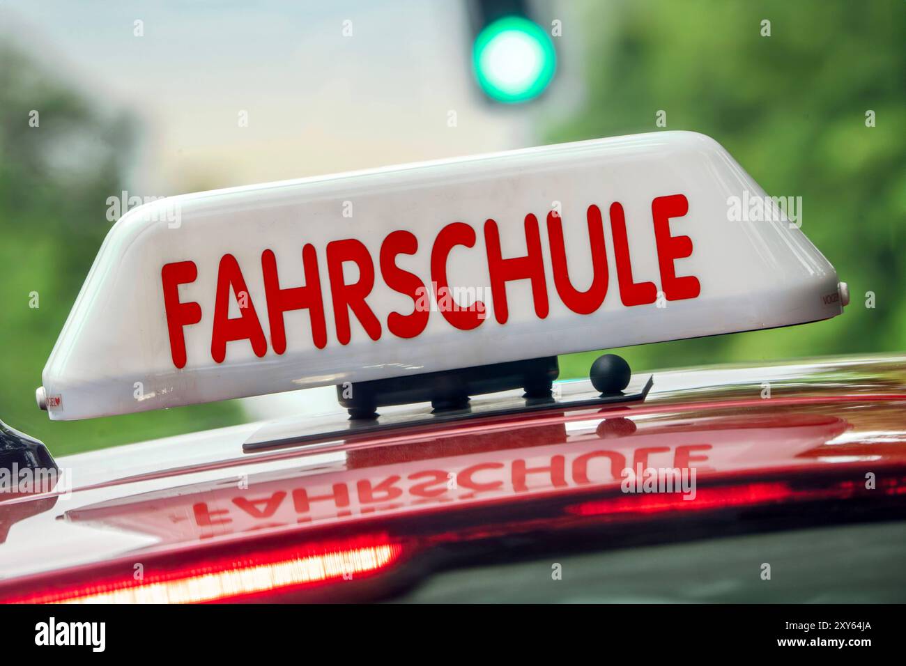 Dachschild Fahrschule, Fahrschulauto bei der Fahrstunde, München ...