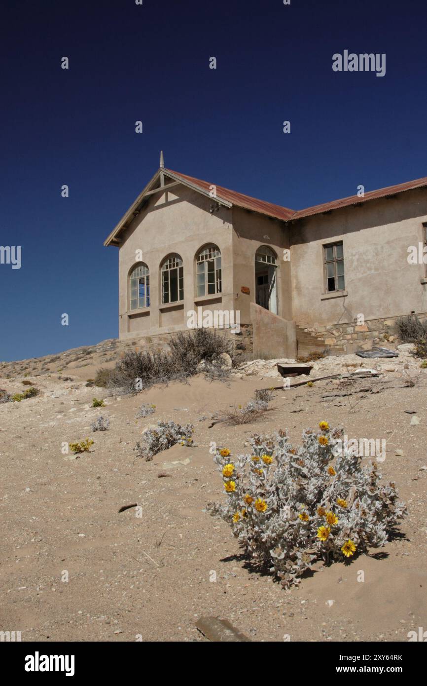 Ruins in the abandoned diamond mining town of Kolmanskop in Namibia ...