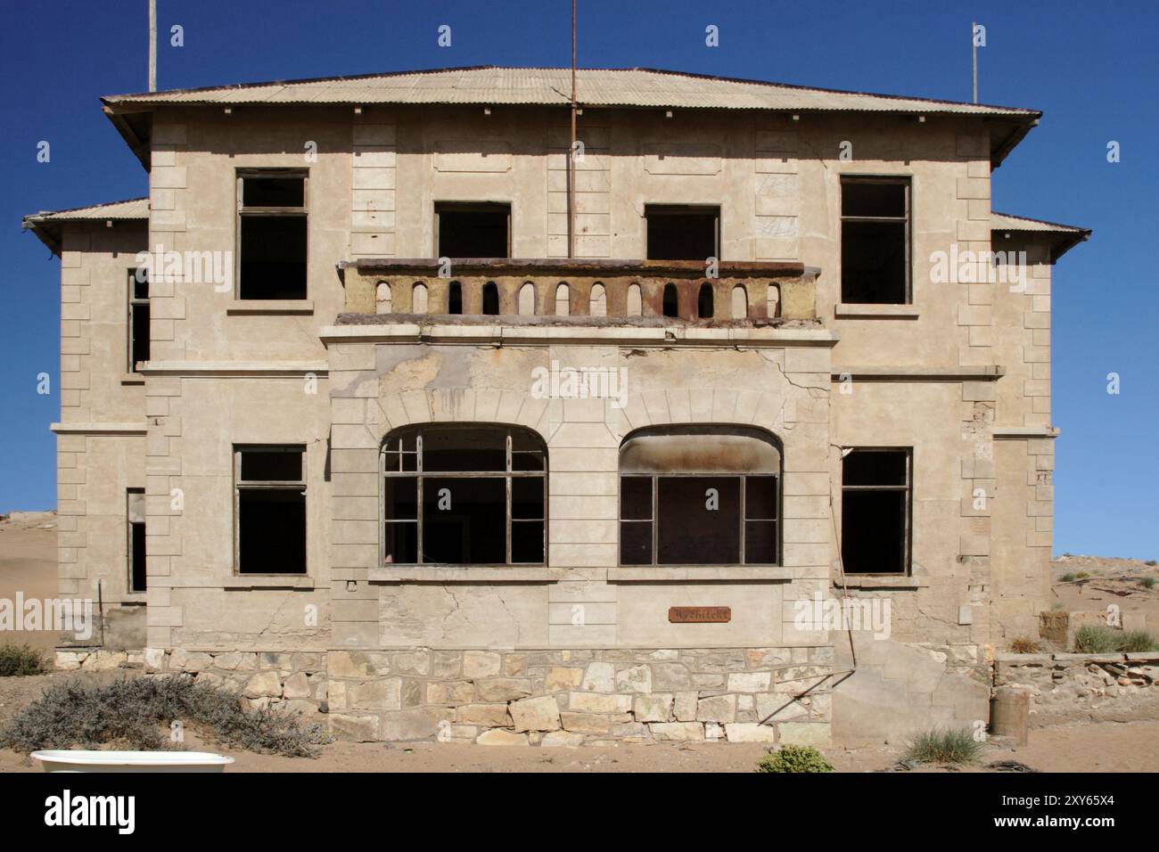 Ruins in the abandoned diamond mining town of Kolmanskop in Namibia ...