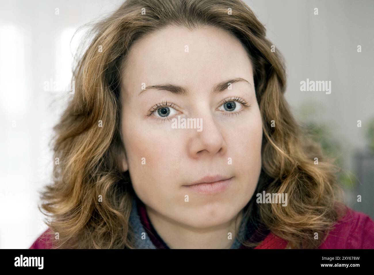 Woman facing viewer hi-res stock photography and images - Alamy