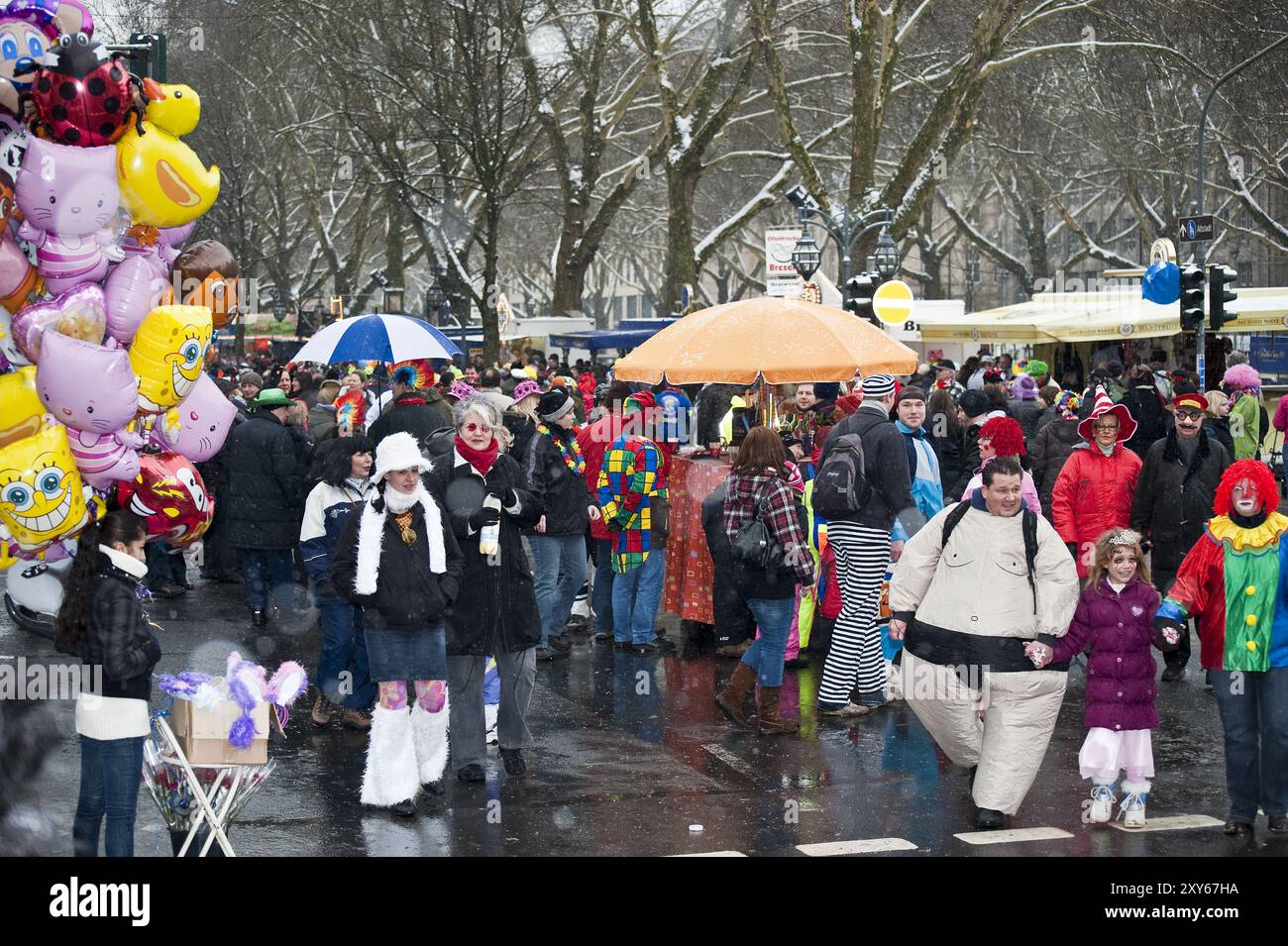 Jecken at the Duesseldorf street carnival Stock Photo - Alamy