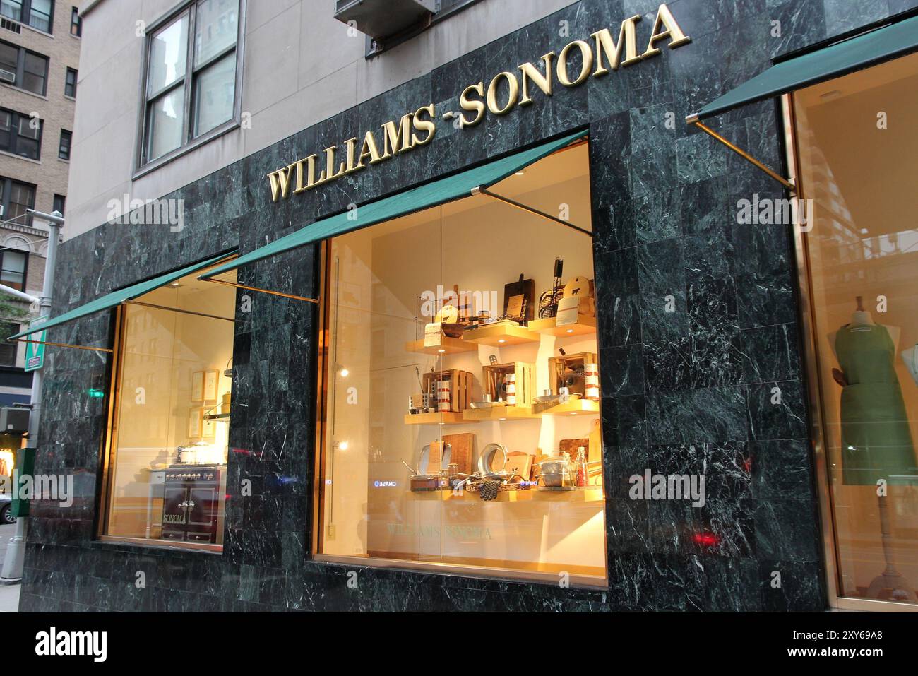Williams sonoma kitchenware store hi-res stock photography and images ...