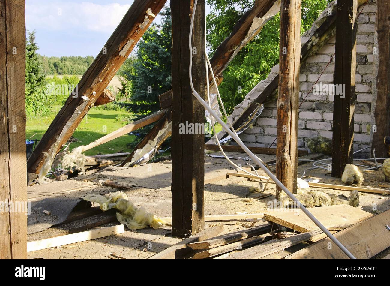 Demolish roof truss, roof truss demolish 03 Stock Photo - Alamy