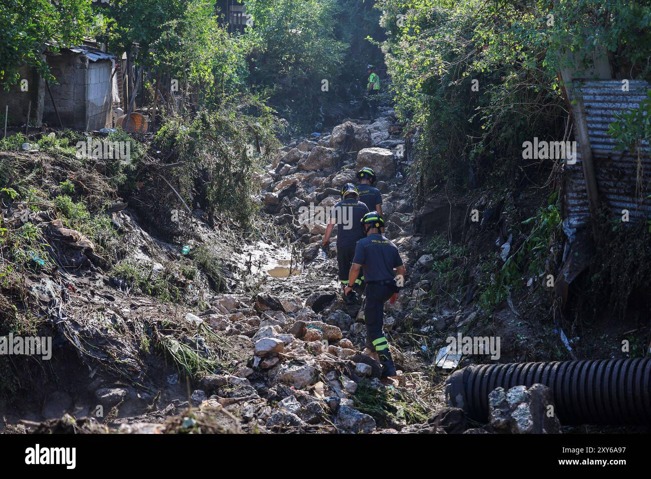 San Felice a Cancello, Italy, 28 August 2024. Firefighters on a huge ...