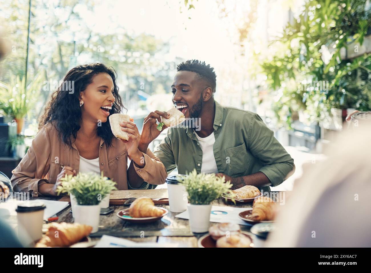 Staff break sitting table eating hi-res stock photography and images ...