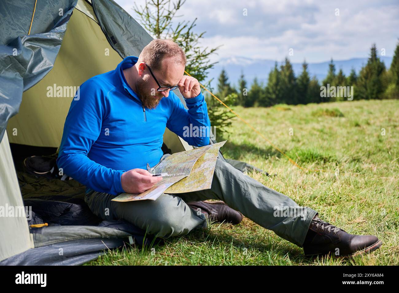 Male backpacker map compass in mountains hi-res stock photography and ...